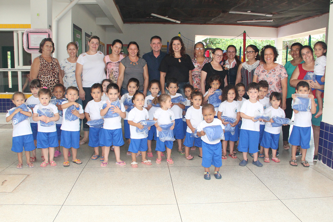 Prefeitura de Mariápolis entrega kits de uniformes aos alunos da Creche ...