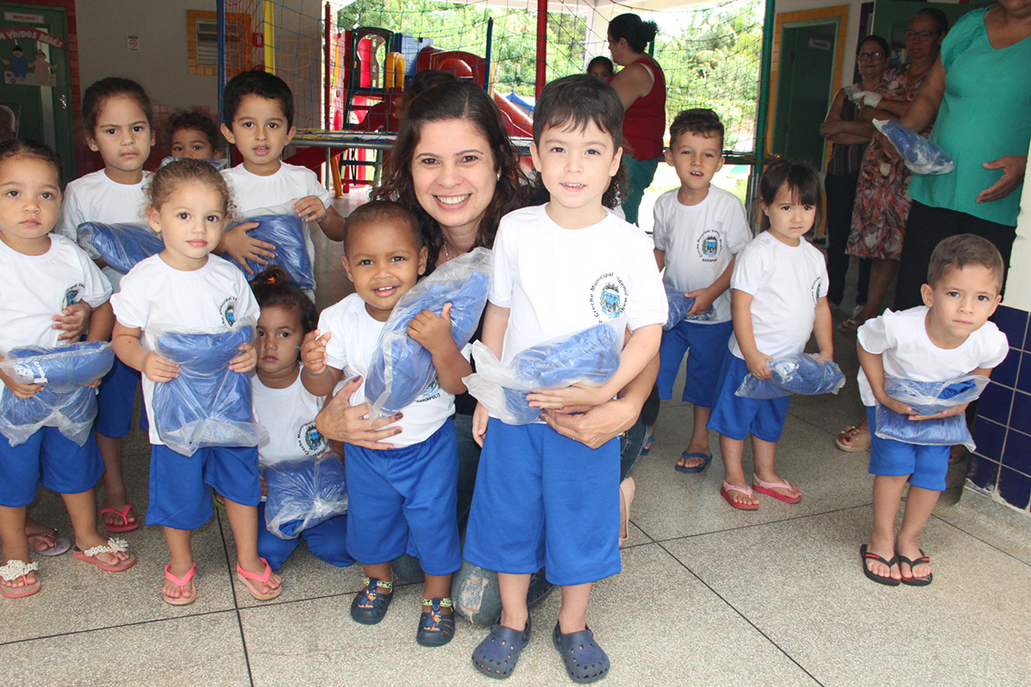 Prefeitura de Mariápolis entrega kits de uniformes aos alunos da Creche ...